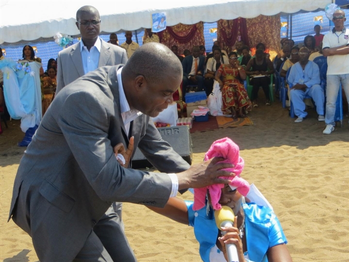 (Videos) Pratiques déviationnistes: La méthode de guérison du prophète ...