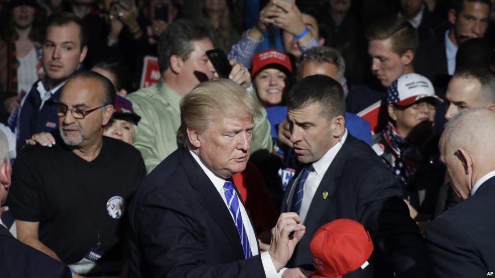 Donald Trump cherche à garder la confiance des chrétiens évangéliques ...