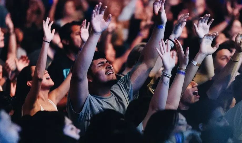 Des centaines de jeunes acceptent Jésus lors d’un service de 12 heures ...
