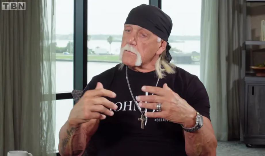 Après sa conversion, l'ancien combattant Hulk Hogan invite ses fans à ...