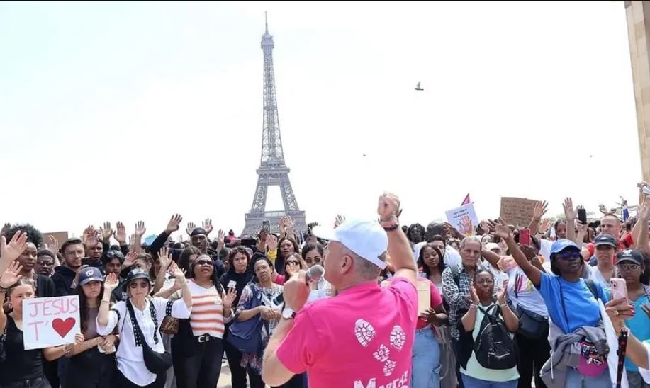 Plus de 20 mille personnes exaltent Jésus dans les rues de Paris en ...