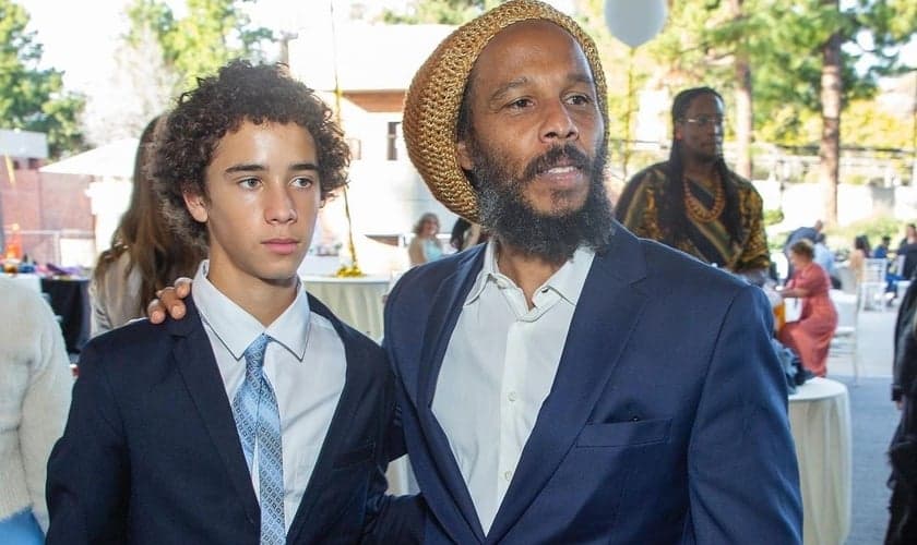 Petit-fils de Bob Marley et fils d'une mère juive, il célèbre sa bar ...