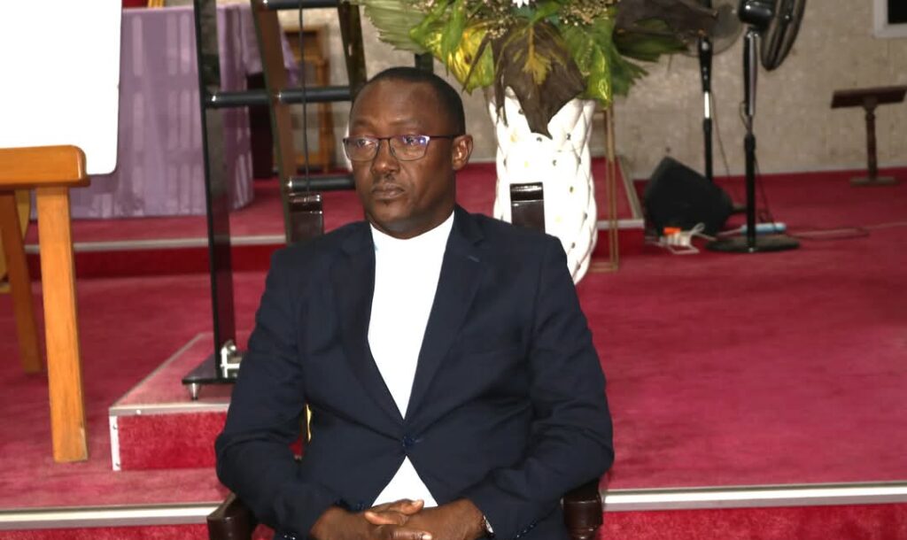 Le Bishop Benjamin Boni cède la place au Bishop Séraphin Moudé pour ...