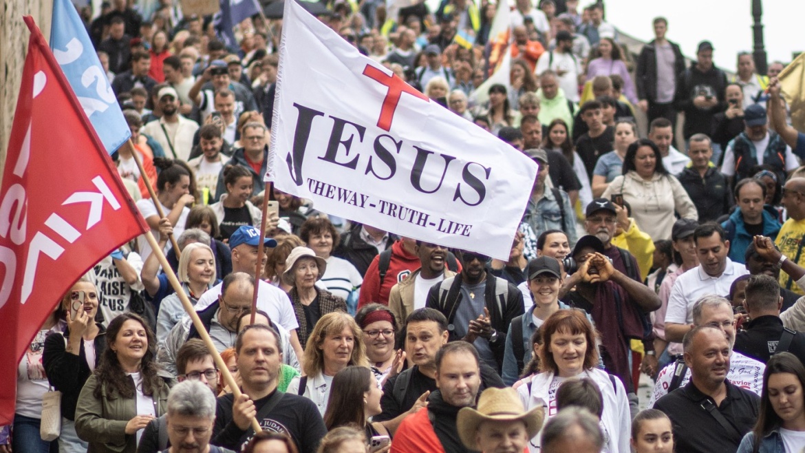 Des centaines de chrétiens ont défilé sous la pluie à Prague pour ...