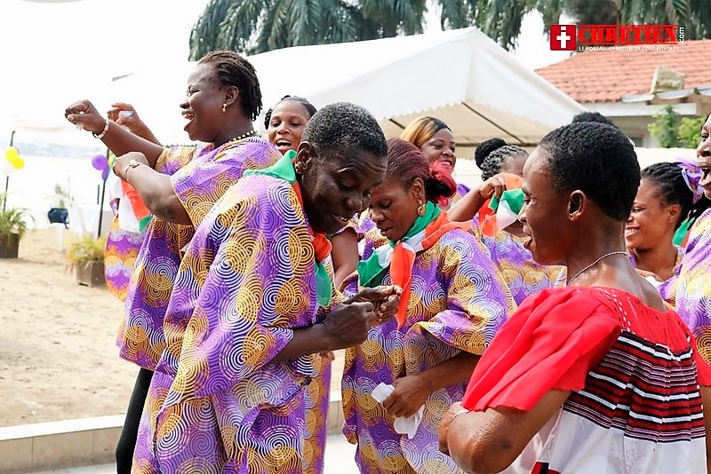 Mère en Prière : Les mères sont un ouvrage produit par un artiste qui ...