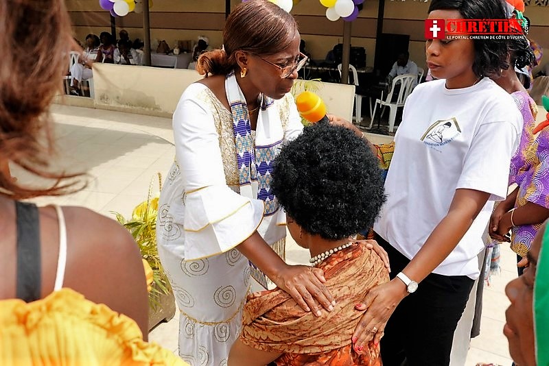 Mère en Prière : Les mères sont un ouvrage produit par un artiste qui ...